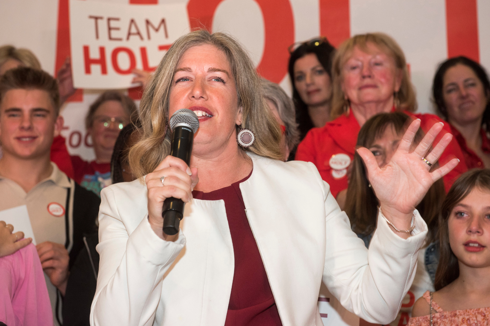 Élection historique en 2024 : Holt devient la première femme élue ...